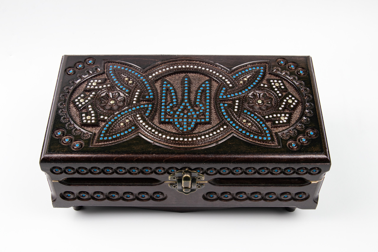 Шкатулка З Гербом України для Прикрас Різьблена З Бісером Темна Ручної Роботи Деревяна 23х12 См