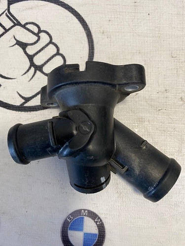 Фланец системы охлаждения Volkswagen Jetta (б/у) 07k121133e, цена 240 ...