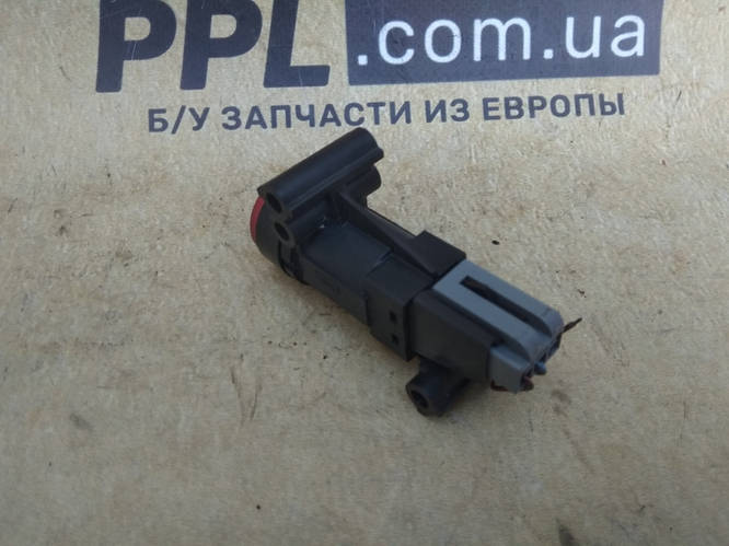 Ford Focus III Mk3 2011- кнопка аварийного выключения бензонасоса ...