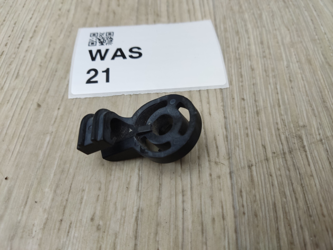 Кронштейн кріплення фіксатор опора упор капота VW Golf 5 Plus Skoda ...