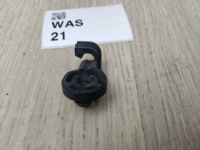 Кронштейн кріплення фіксатор опора упор капота VW Golf 5 Plus Skoda ...