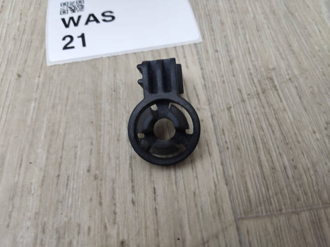 Кронштейн кріплення фіксатор опора упор капота VW Golf 5 Plus Skoda ...