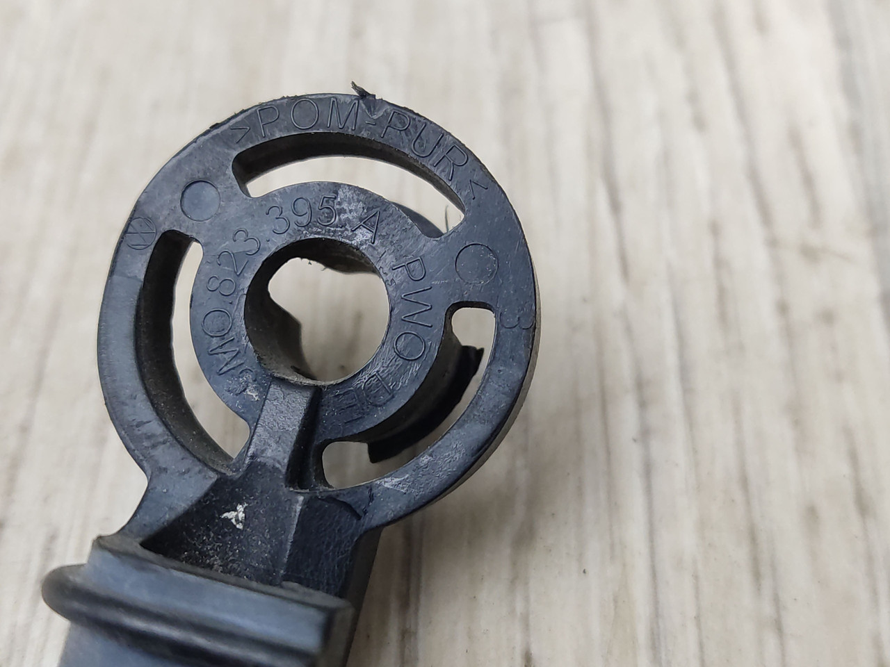 Кронштейн кріплення фіксатор опора упор капота VW Golf 5 Plus Skoda ...