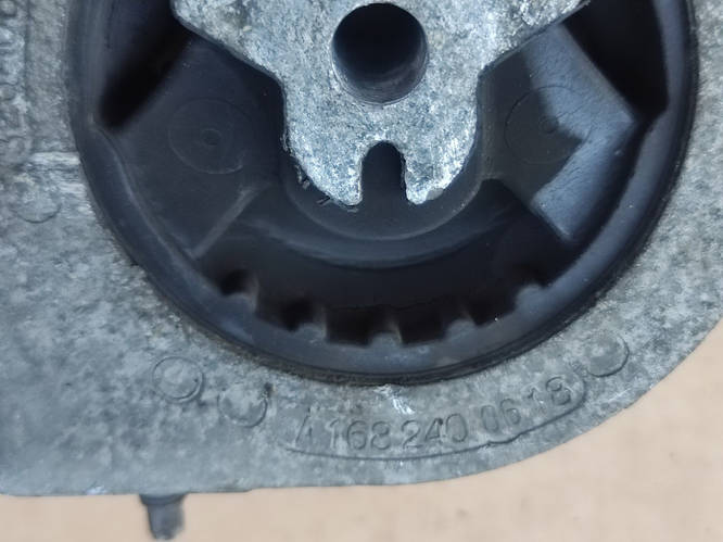 Подушка двигуна мерседес mercedes w168 задня ліва права A1682400618 ...