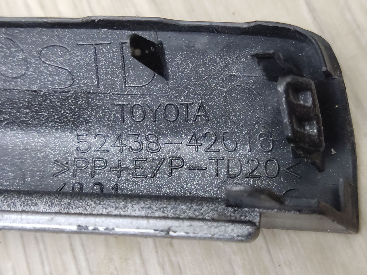 Купити Заглушка буксирувального крюка гака переднього бампера ліва ...