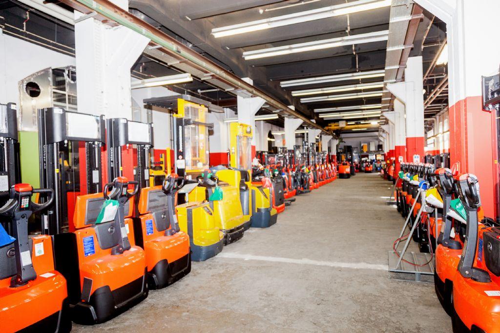 Купити Toyota Electric Pallet Trucks LPE 220 // 2.952 Std. / Servo ...