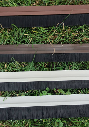 Купить Уплотнитель Щетка на низ двери от насекомых 25 мм. Щётка на ...