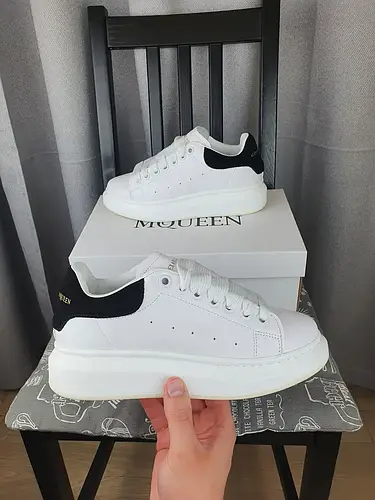 Купить Белые кроссы с черным задником Alexander McQueen Кроссовки ...