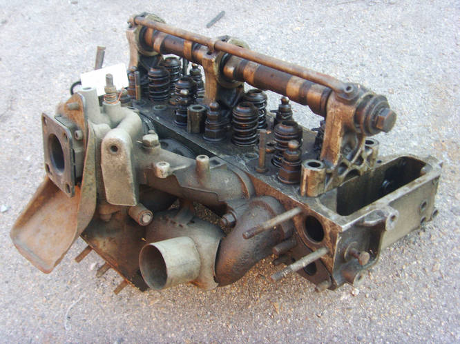 На Mercedes 123 2,0 В (М115) головка блока в сборе, но без распредвала ...
