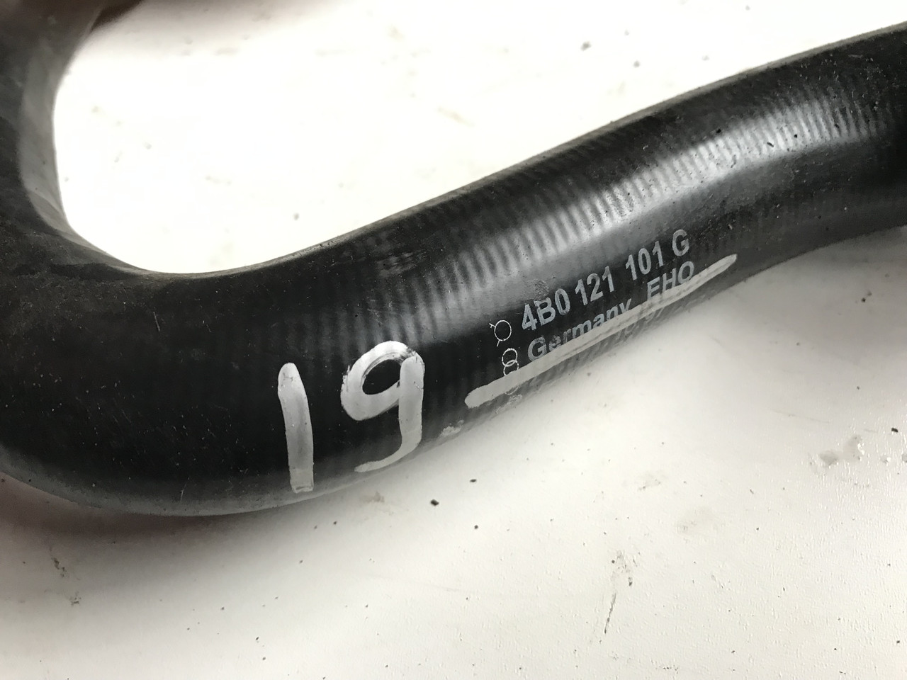 Патрубок системы охлаждения Audi A6 C5 2.5 TDI 4B0121101G №19, цена 400 ...