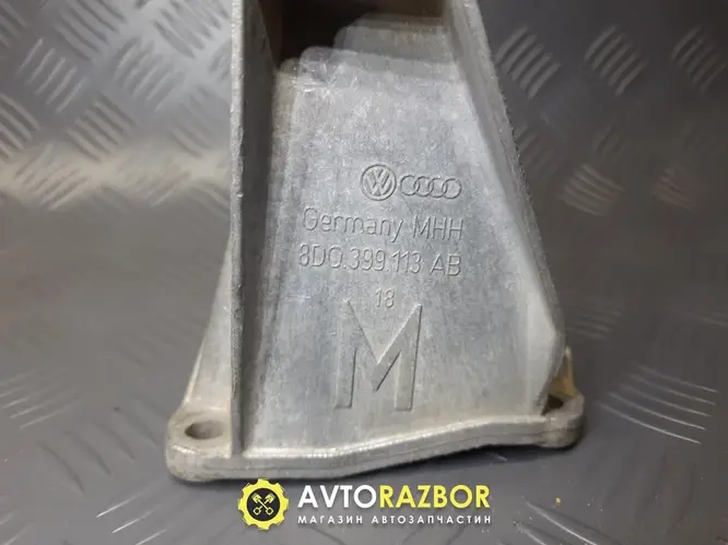 Кронштейн подушки коробки передач КПП левый на Volkswagen VW Passat B5 ...