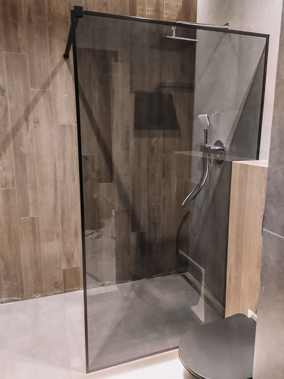 Душевая перегородка стеклянная AUGUSTINA LOFT (Августина ЛОФТ) в стекле графит c черной ...