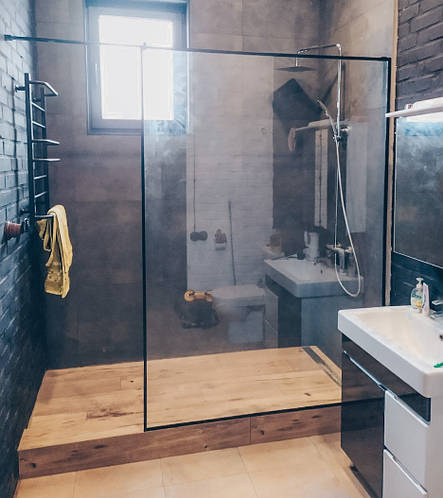 Душевая перегородка стеклянная AUGUSTINA LOFT (Августина ЛОФТ) прозрачная c черной фурнитурой ...