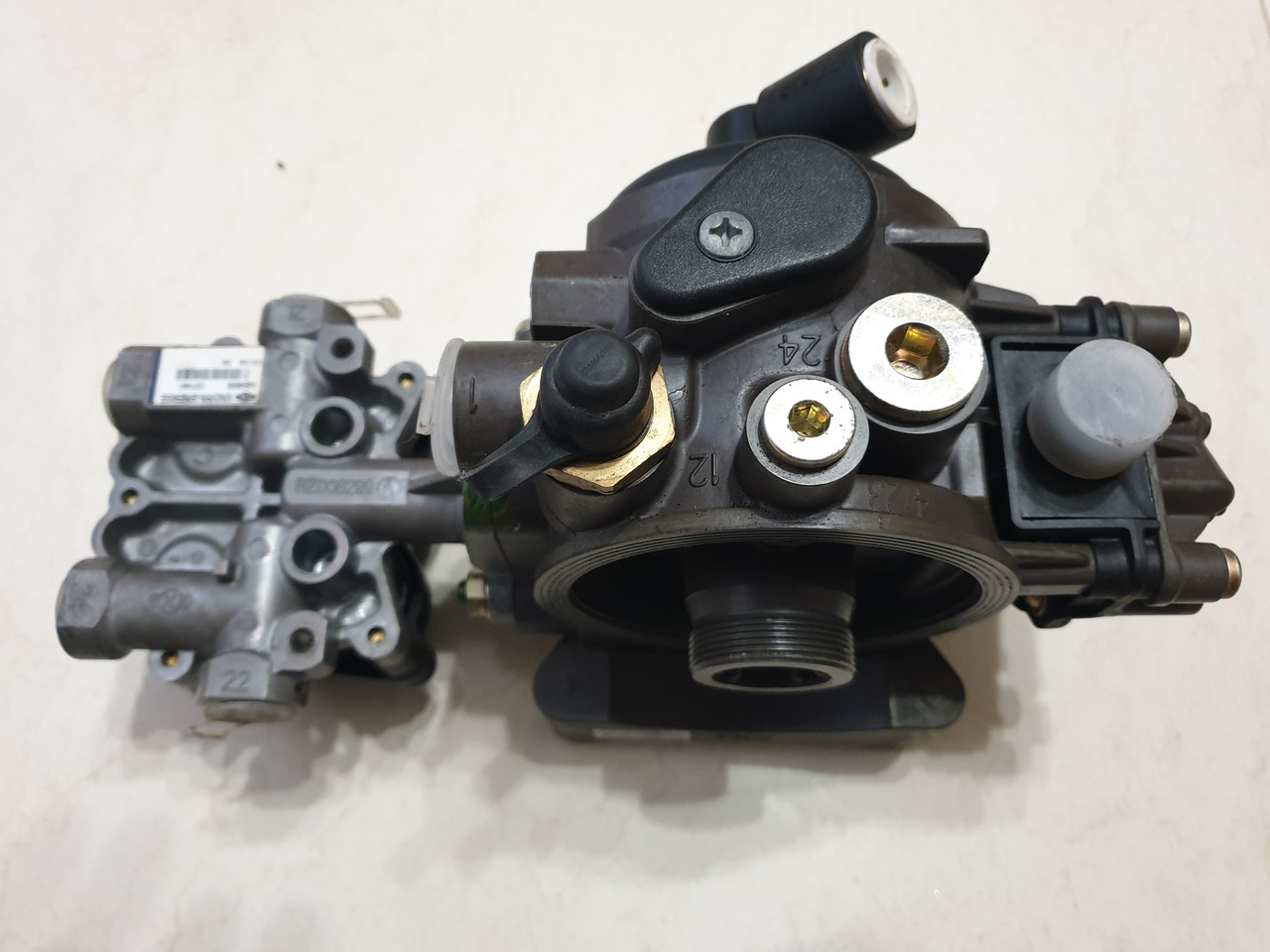 Купити Кран осушувач повітря, Iveco EuroCargo 504288701, Knorr-Bremse ...