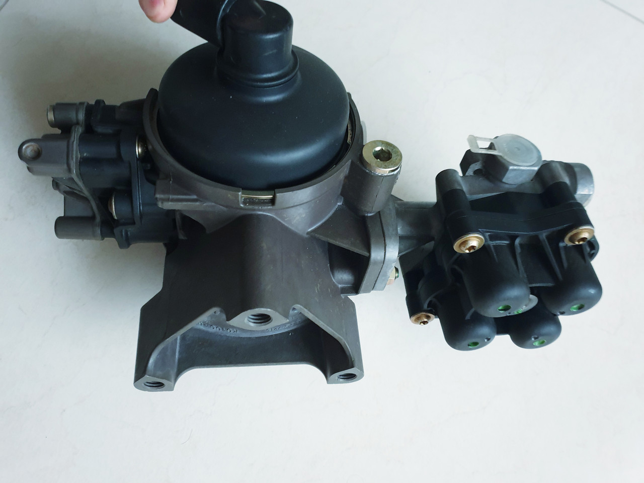 Купити Кран осушувач повітря, Iveco EuroCargo 504288701, Knorr-Bremse ...