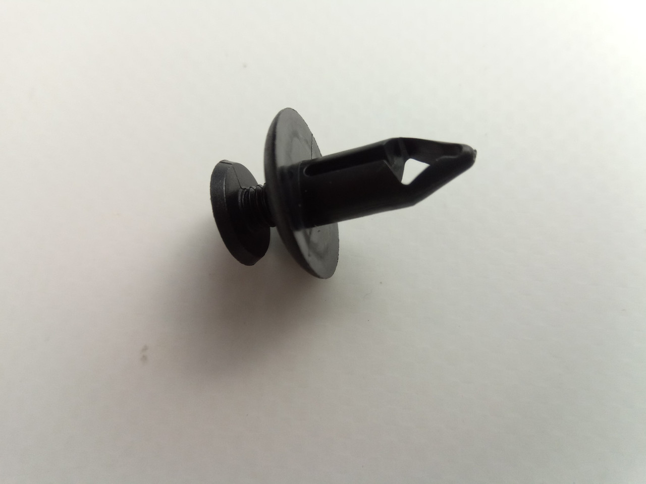 Пистон крепления решетки рычага стекло-ля Lanos, "GM" (94530438) (ID ...