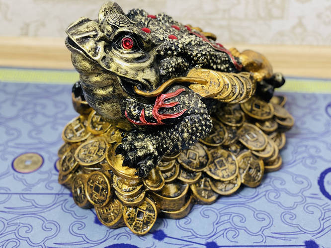 Статуетка Велика Щаслива Денна Жаба з червоними кристалами для Денег 38 27см ціна 1368 грн