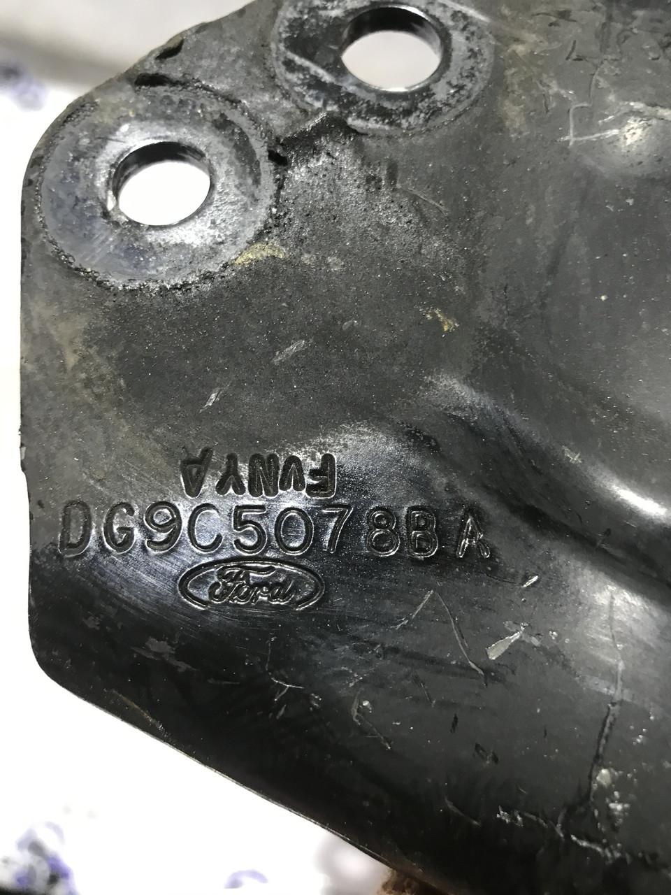 Купить Кронштейн подрамника задний левый Ford Fusion с 2012- год DG9C ...