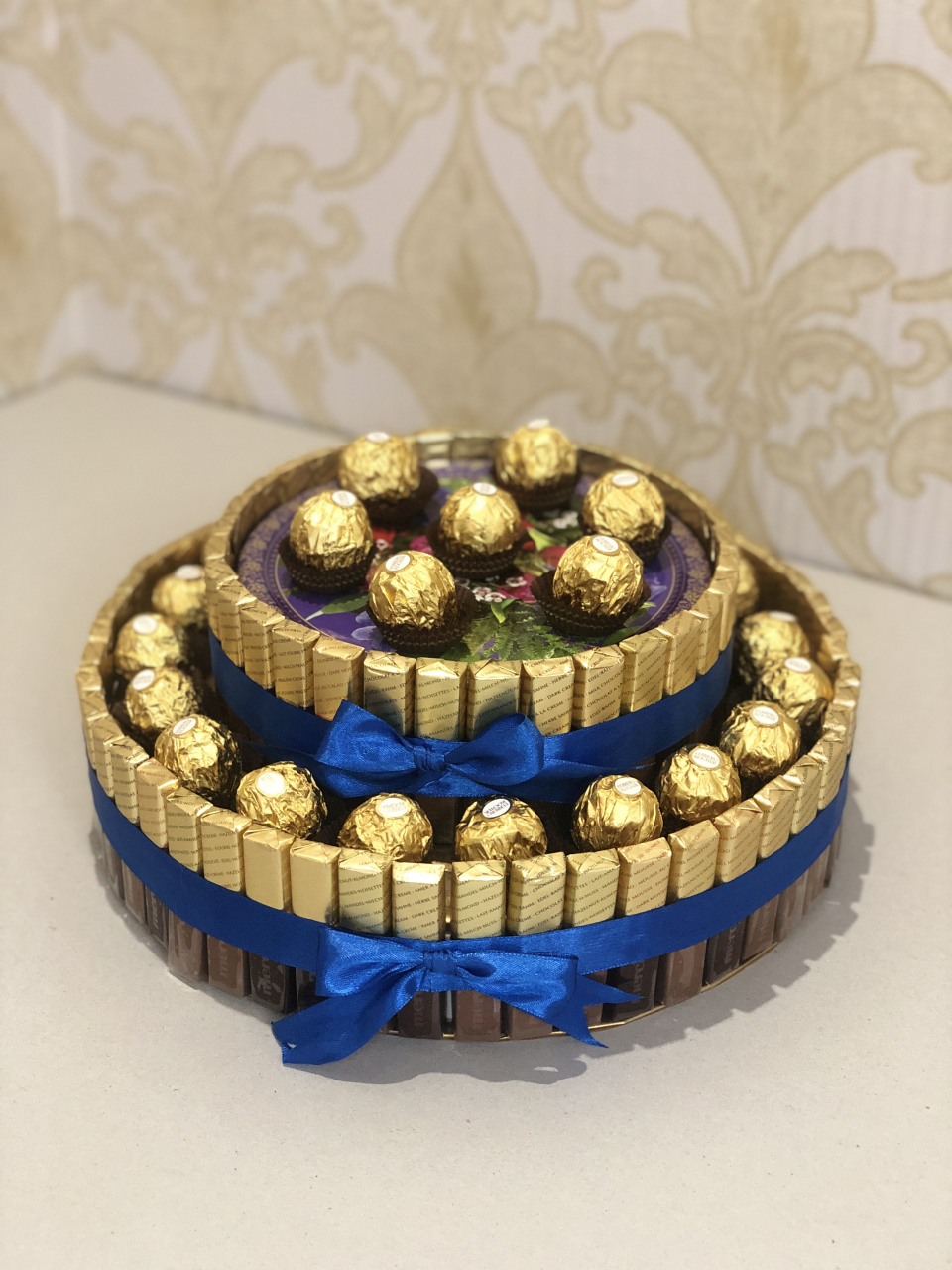 Торт з шоколадних цукерок Ferrero rocher (25 шт.) і шоколадок Merci ...
