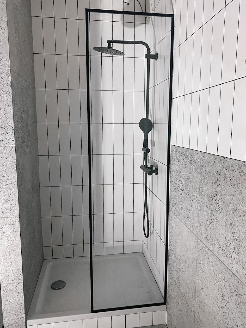 Душевая перегородка стеклянная AUGUSTINA LOFT (Августина ЛОФТ) прозрачная с черной фурнитурой ...