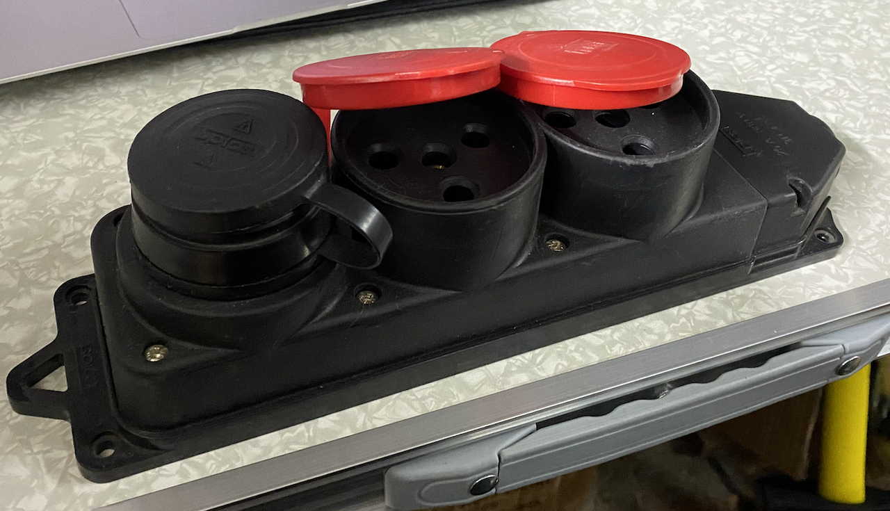 Колодка 3 гнезда (2 гнезда 3Р/25А + 1 гнездо 1P/16А) каучук T-Plast ...