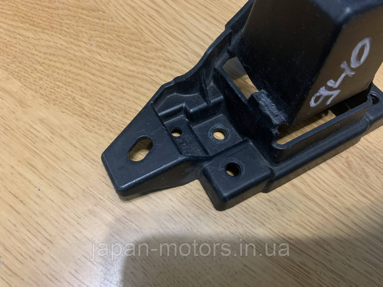 Кронштейн решетки радиатора левый Mazda 3 BN 2017-2019 Original б/у ...