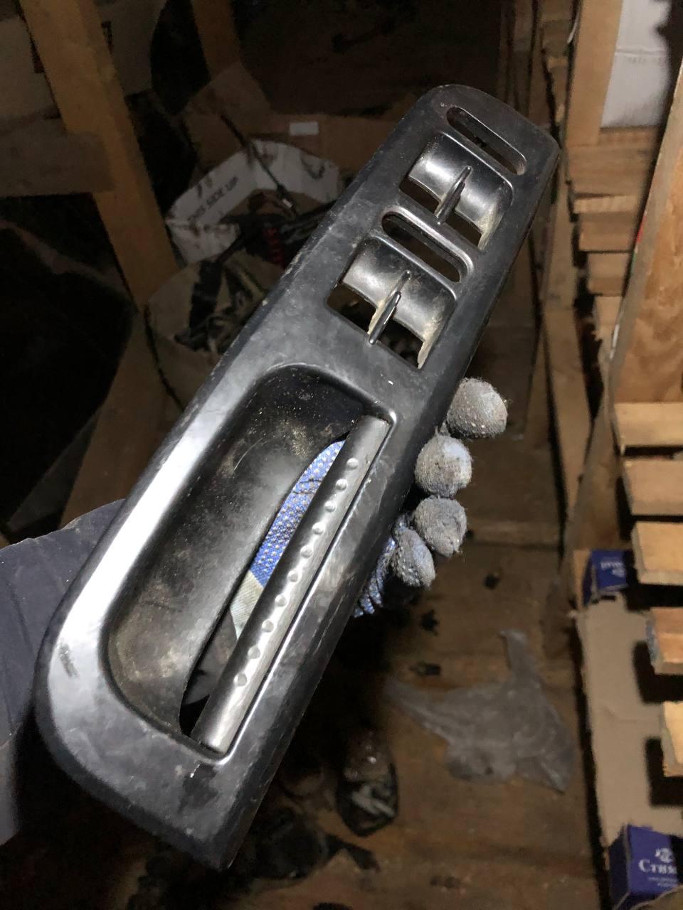 Дверна ручка ліва передня VW PASSAT B5 / GOLF 4 / BORA, SKODA SUPERB 1 ...