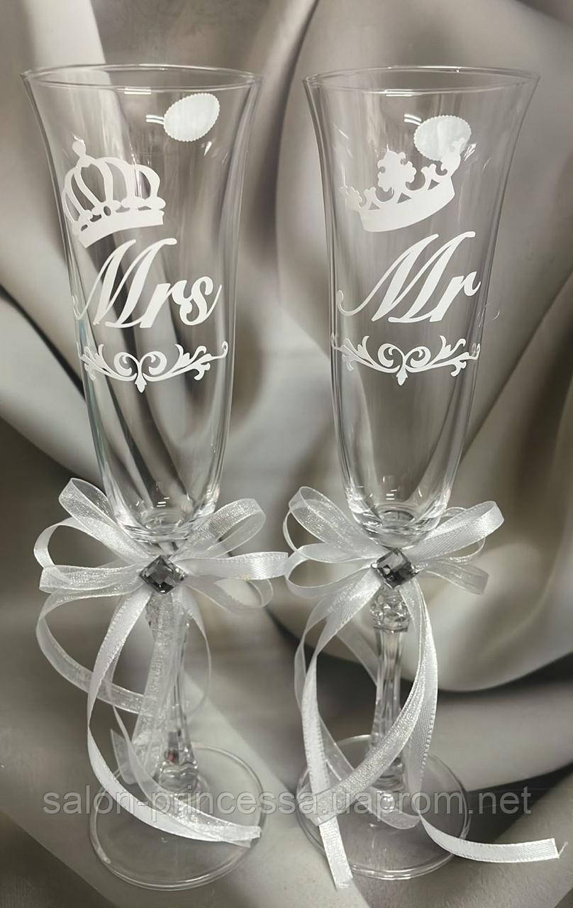 Купить Свадебные бокалы для шампанского "Mrs & Mr" с белым декором ...