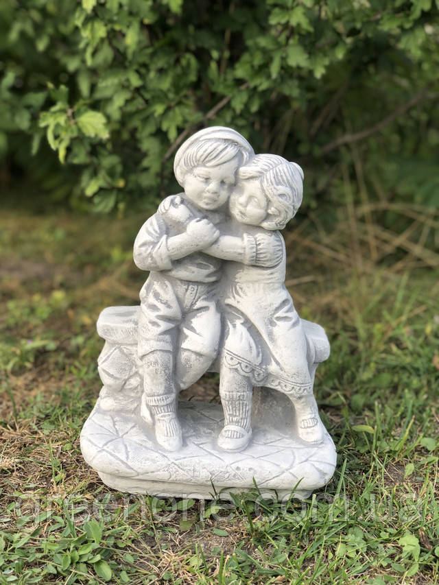 Садова фігура скульптура статуетка пара дітей на лавці в сірому кольорі для декору саду з