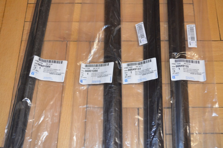 Ущільнювач скла підвіконний передніх лівих дверей Авео Т250 GM 96801085 ...