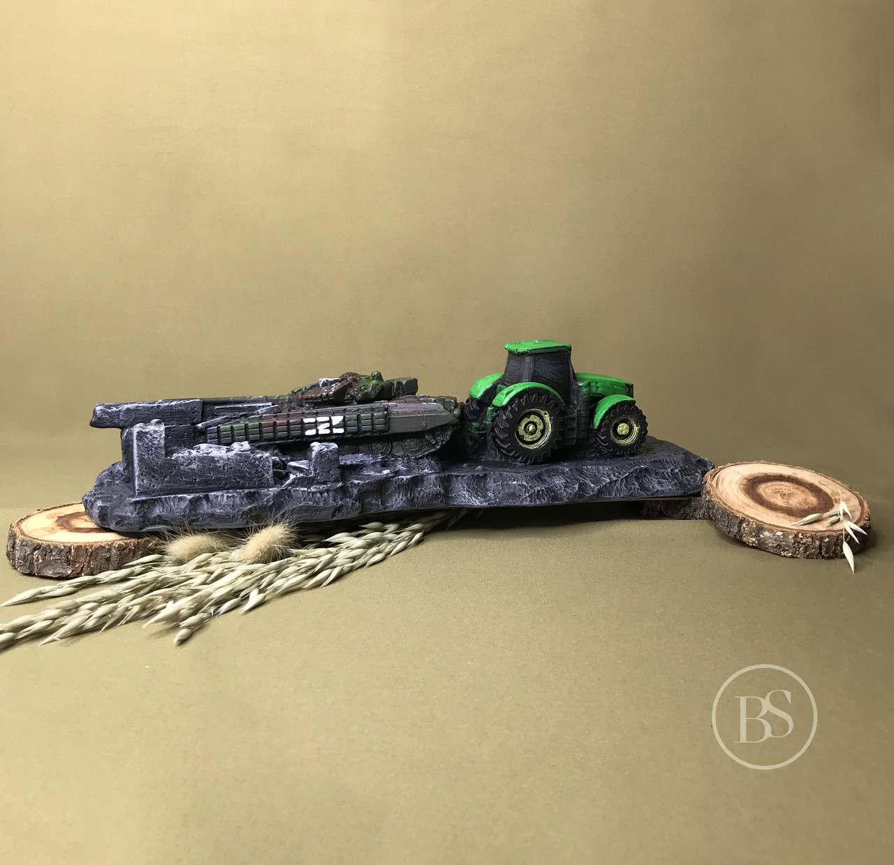 Купити Патріотична статуетка з гіпсу на подарунок з українським трактором який тягне танк ціна