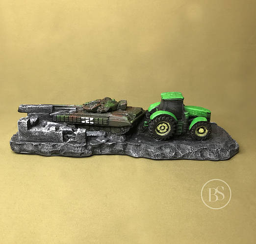 Купити Патріотична статуетка з гіпсу на подарунок з українським трактором який тягне танк ціна