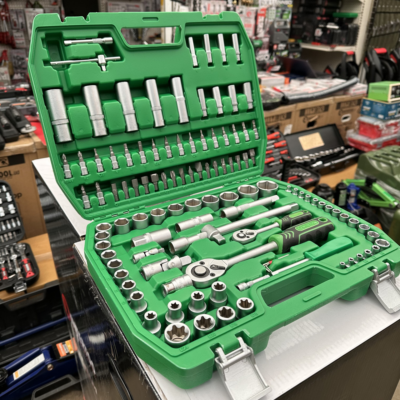 Купить Набор инструментов 108 ед. INTERTOOL ET-6108sp на две трещотки 1/4 и 1/2 в кейсе с ...