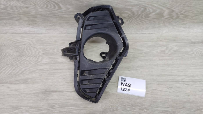 Накладка заглушка решітка туманки ПТФ переднього бампера права Toyota ...