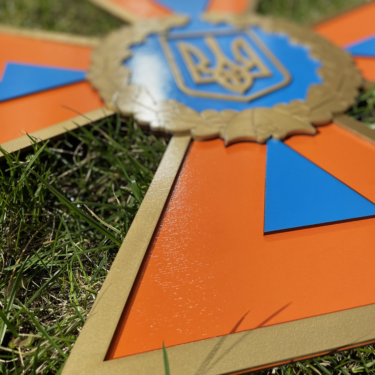 Купить Герб ДСНС Украины из дерева 70 см х 70 см, цена 1299 грн — Prom ...