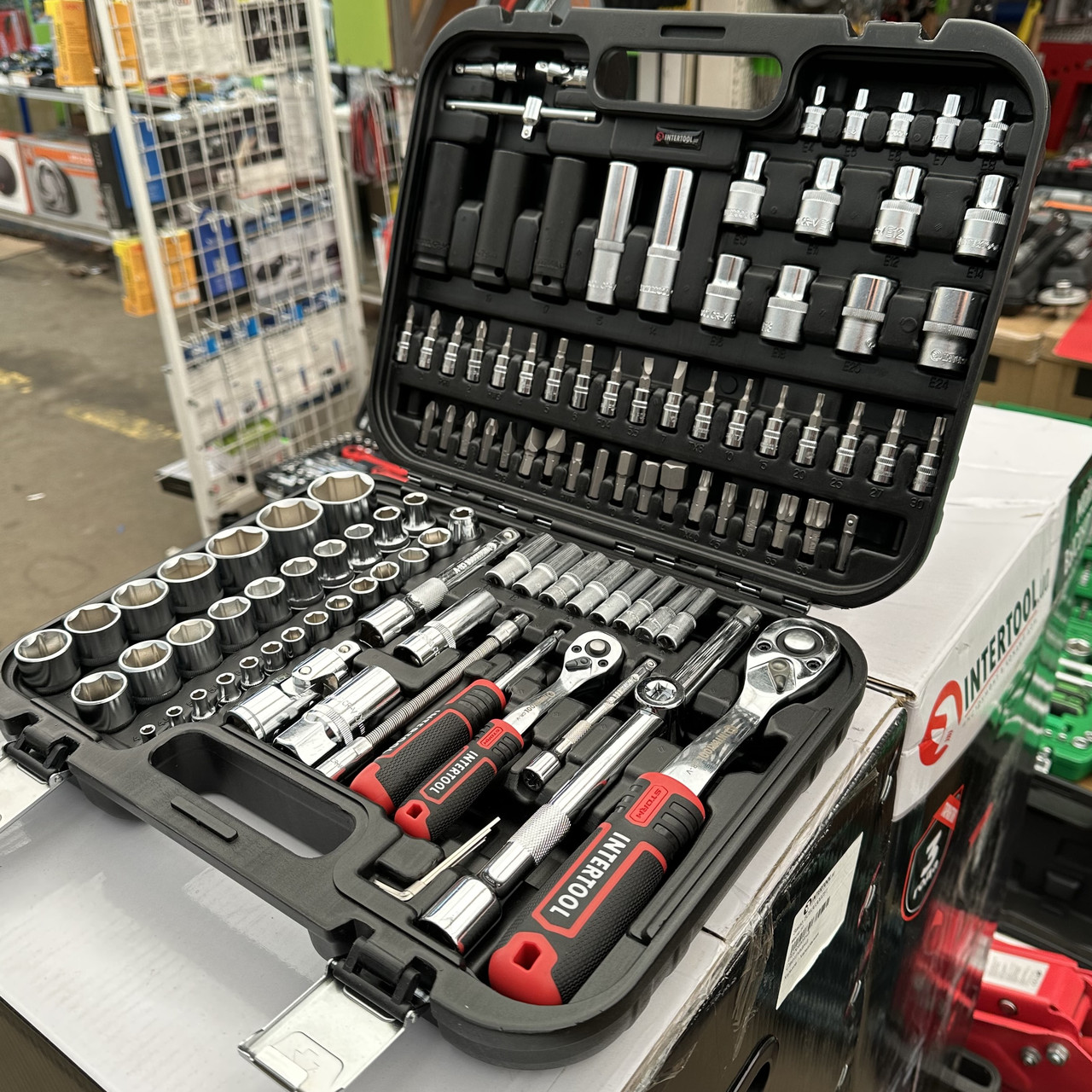 Купити Набір інструментів на 111 од. INTERTOOL ET-8111 серія STORM на дві тріскачки 1/2 та 1/4 з ...