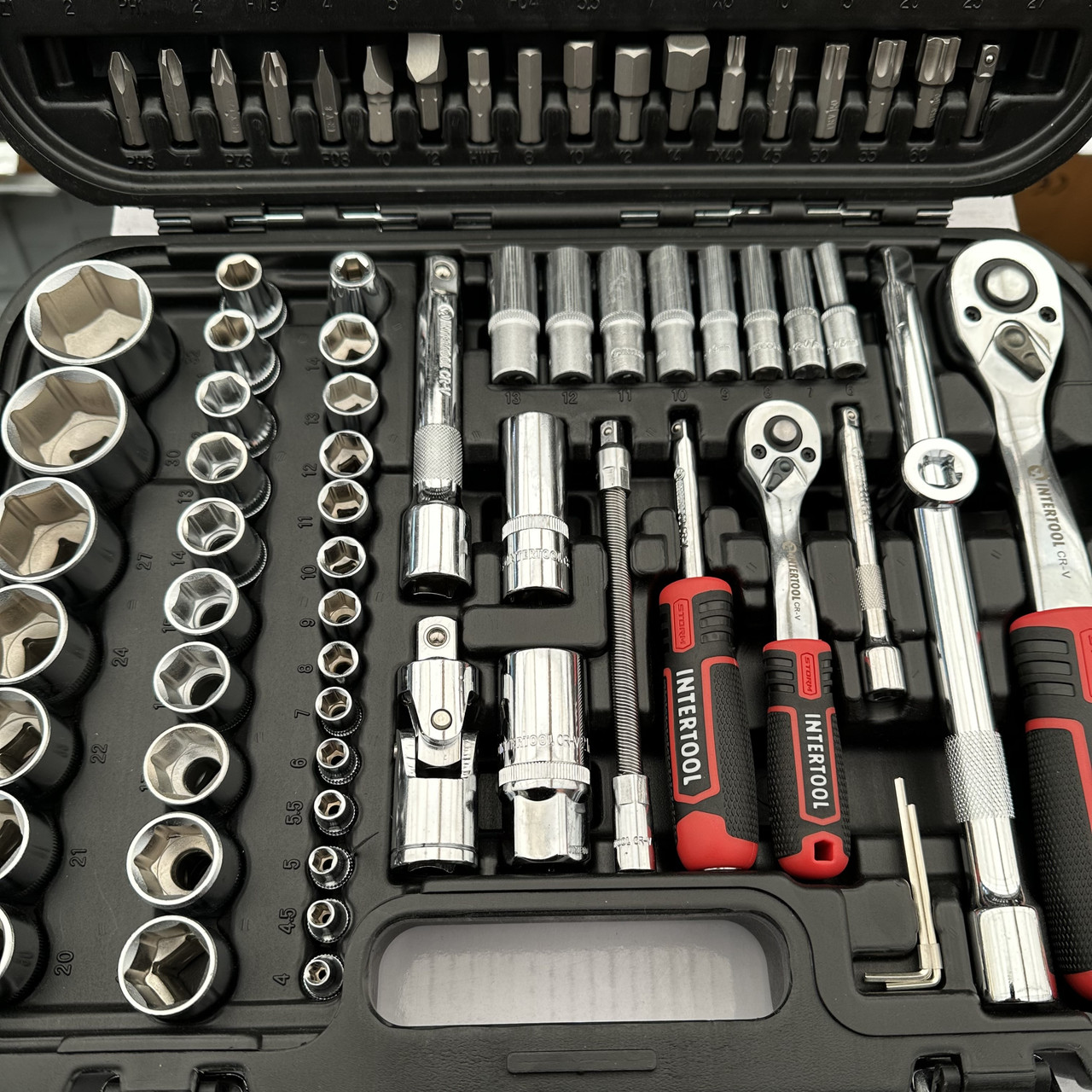 Купити Набір інструментів на 111 од. INTERTOOL ET-8111 серія STORM на дві тріскачки 1/2 та 1/4 з ...