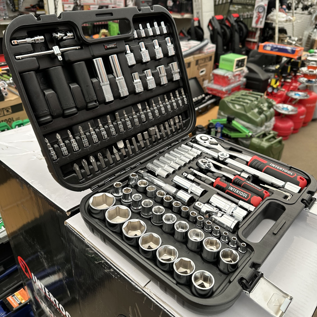 Купити Набір інструментів на 111 од. INTERTOOL ET-8111 серія STORM на дві тріскачки 1/2 та 1/4 з ...