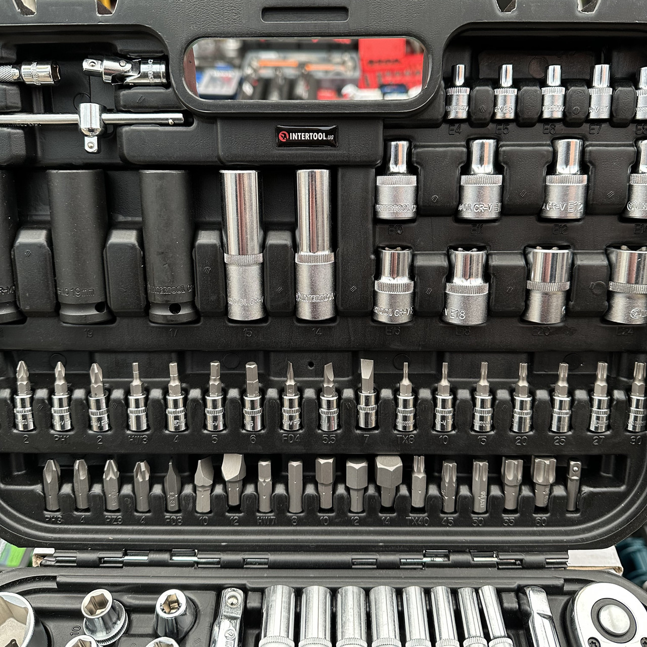 Купити Набір інструментів на 111 од. INTERTOOL ET-8111 серія STORM на дві тріскачки 1/2 та 1/4 з ...