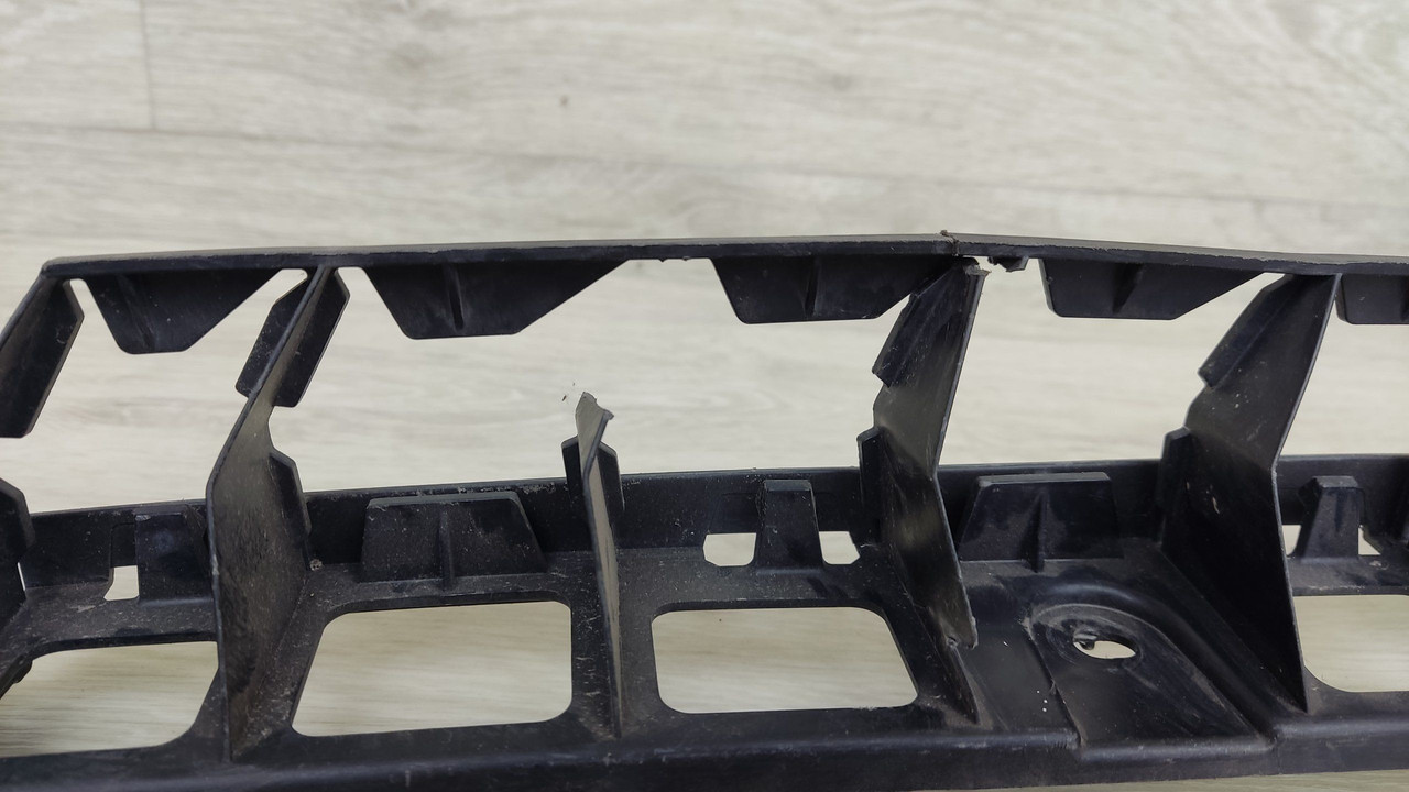 Кронштейн кріплення направляюча заднього бампера правий Skoda Octavia 3 ...