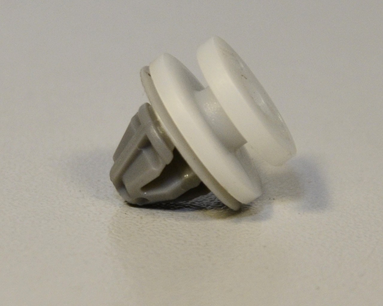 Клипса крепления уголка лобового стекла на Renault Master III + Opel ...