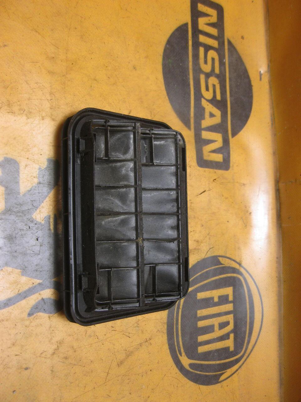 Купить Б/У Решетка вентиляционная (дефлектор) RENAULT LOGAN Dacia Logan ...