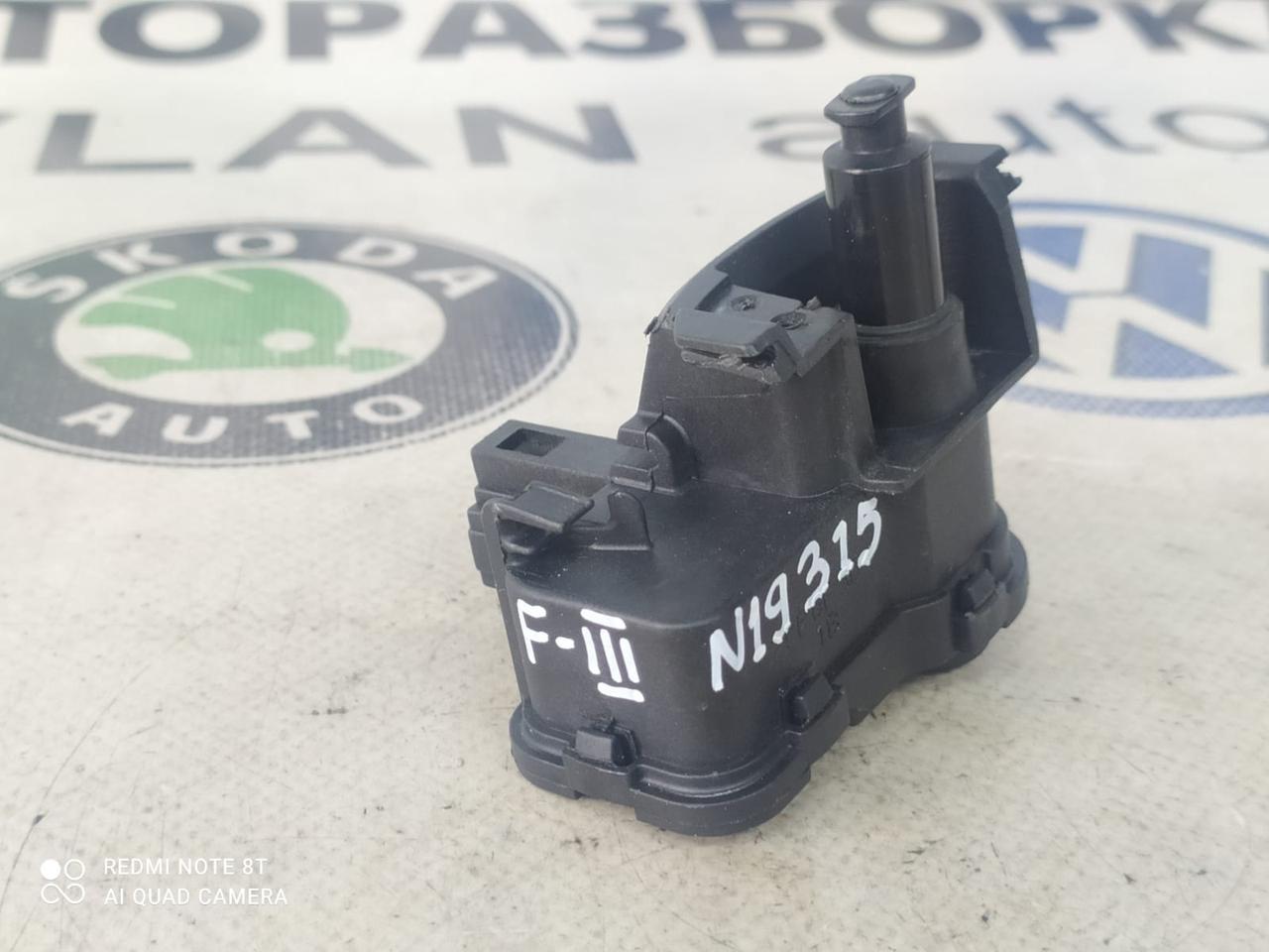 Купити Замок відкриття лючка бензобака 7P0810773D Шкода Фабія 3, ціна ...