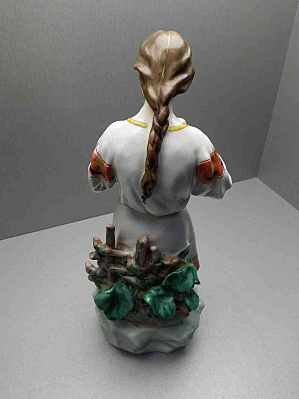 Купити Скульптура статуетка Б У Фарфорова статуетка Гадання на ромашці Повна фабрика ціна 720