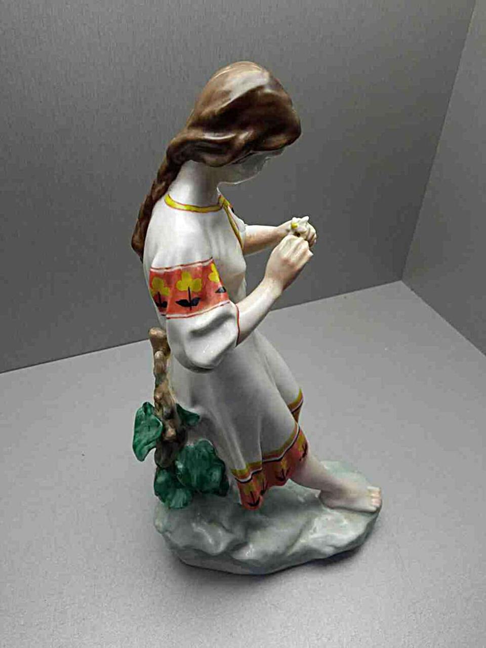 Купити Скульптура статуетка Б У Фарфорова статуетка Гадання на ромашці Повна фабрика ціна 720