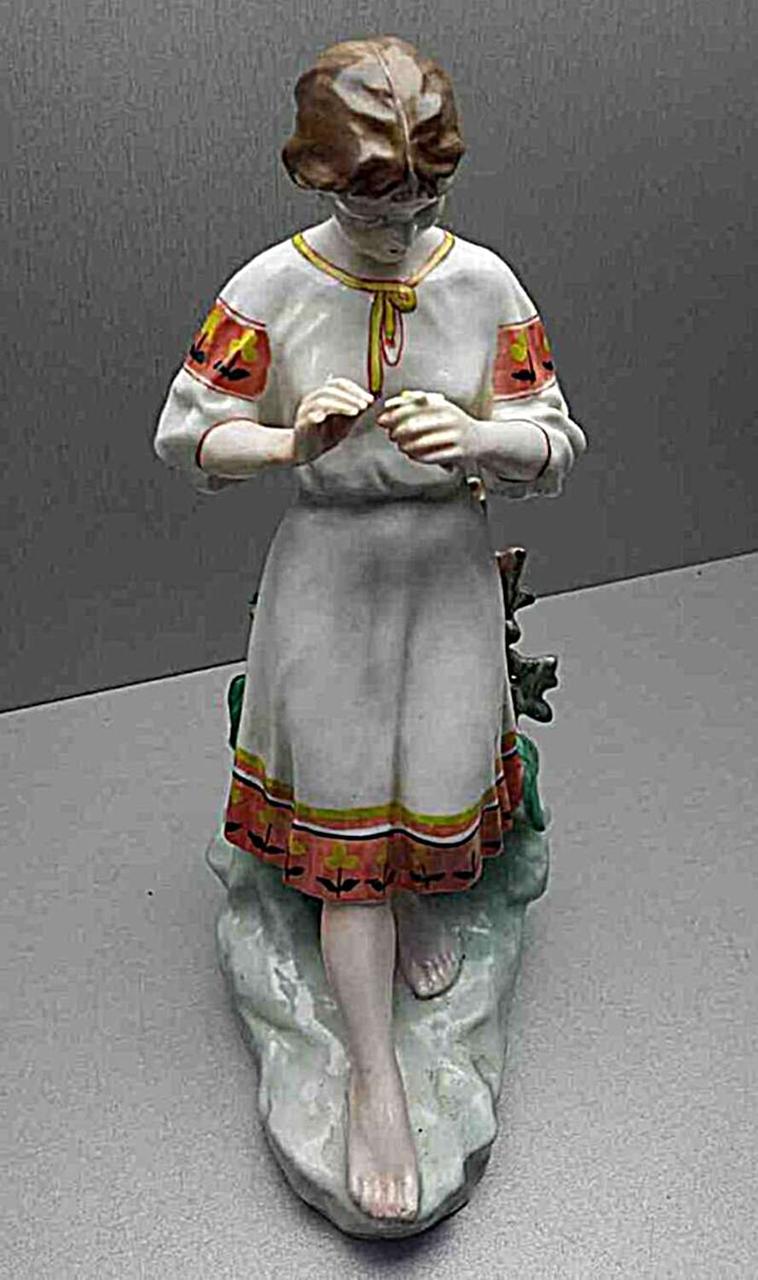 Купити Скульптура статуетка Б У Фарфорова статуетка Гадання на ромашці Повна фабрика ціна 720