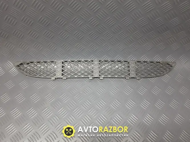 Решетка бампера переднего центральная 2108850053 на Mersedes W210, S210 ...