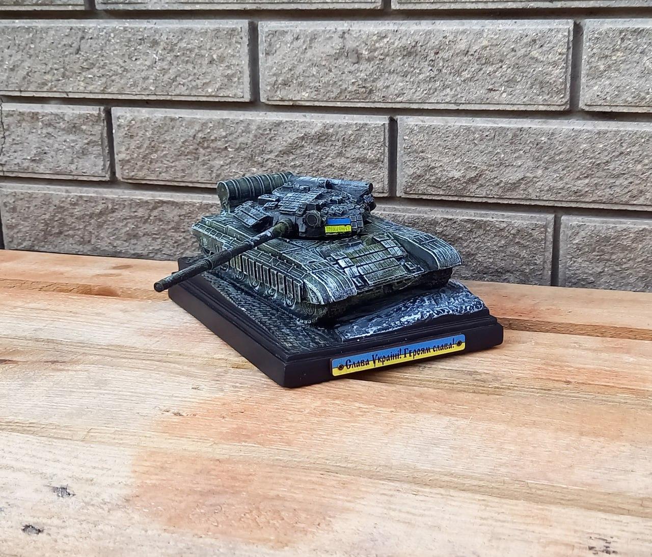 Купить Статуетка Танк Т64 БВ з гіпсу ручної роботи Патріотичний сувенір та подарунок розмір