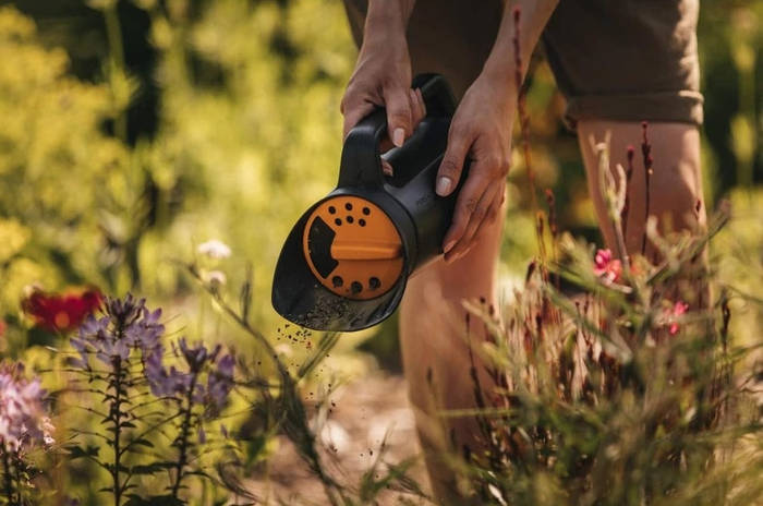 Купить Ручная сеялка для семян Fiskars Solid, 30 см, - Разбрасыватель ...