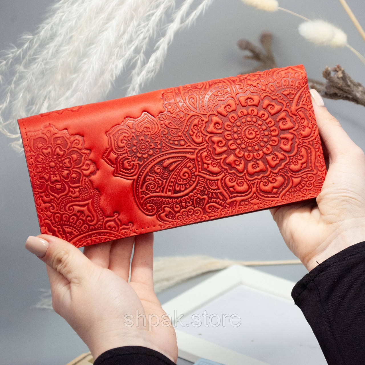 Купити Червоний гаманець жіночий довгий шкіряний з орнаментом тисненням Квітковий сад в